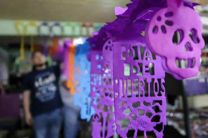 Papel picado comienza a dar color al Día de Muertos