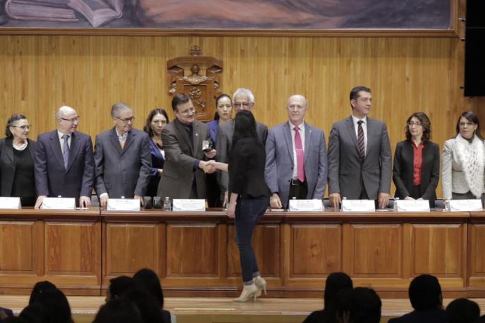 Reconoce la Universidad de Guadalajara a 284 estudiantes