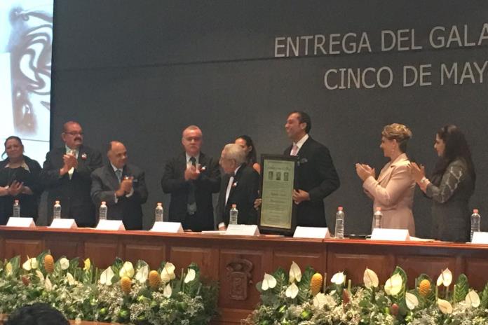 Entregan al artista Alejandro Loccoco el Galardón Cinco de Mayo