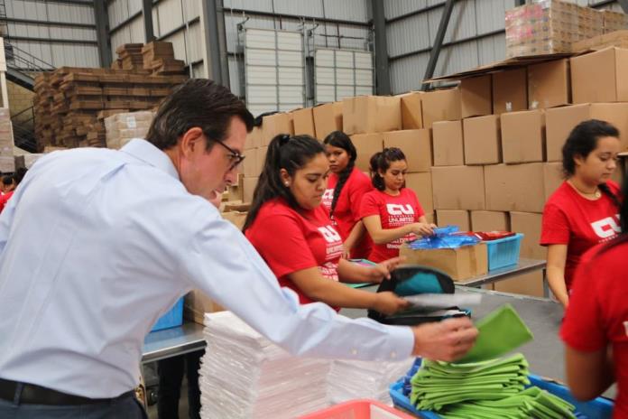 SEDIS inicia la entrega de mochilas en escuelas de Guadalajara