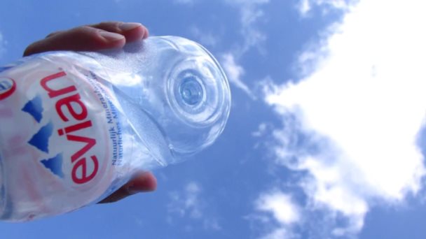 El agua embotellada de muchas marcas, contaminada con partículas de ...