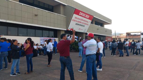 Maestros de la Costa Norte de Jalisco protestan en la DRSE por la falta ...