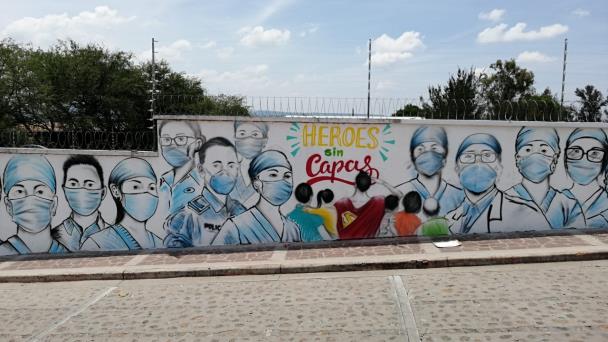 Pintan mural Héroes Sin Capa en homenaje a personal médico